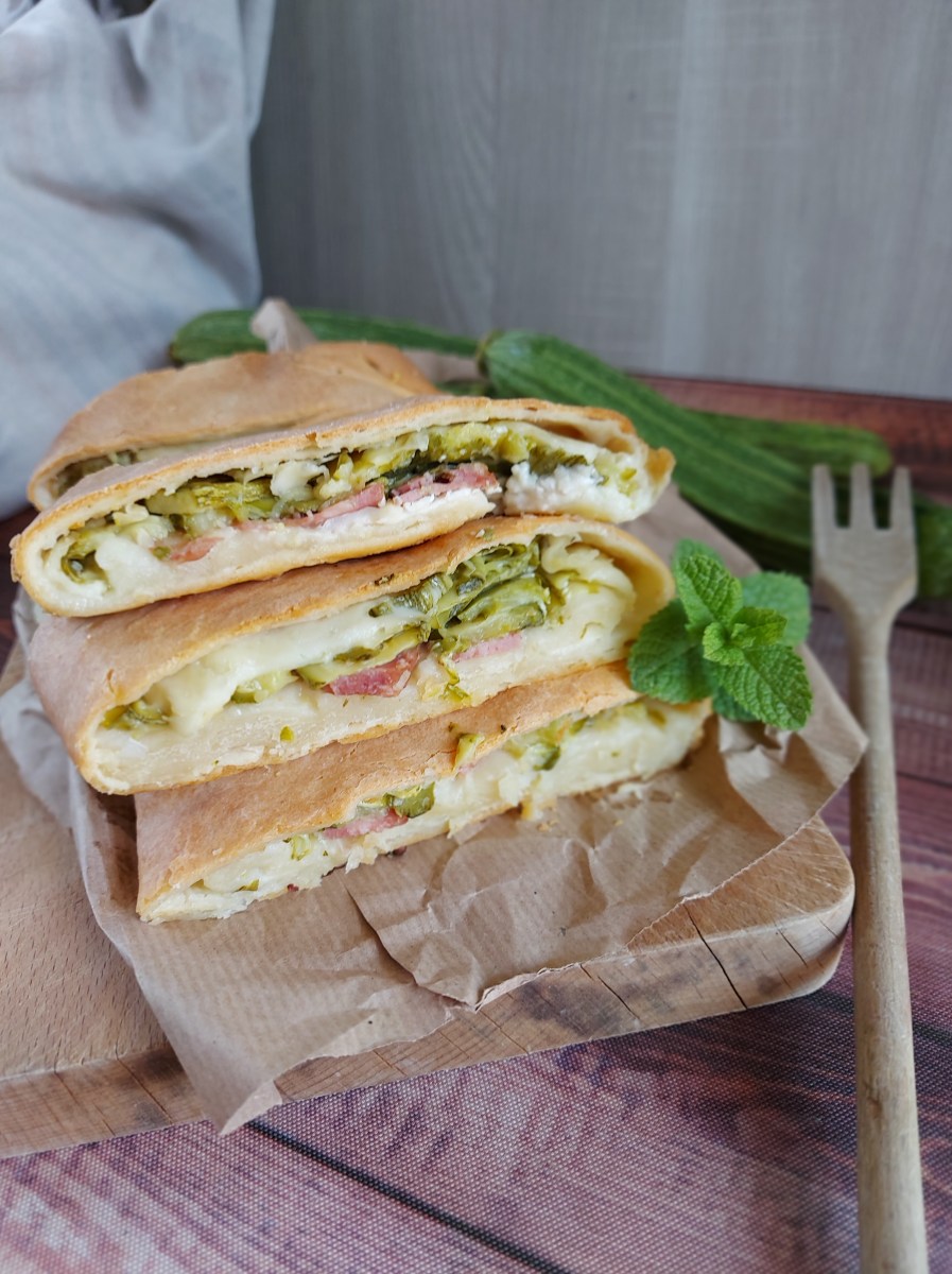 Calzone con zucchine,formaggio,salame piccante – Una cucina vista mare